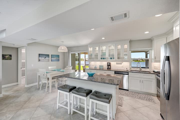 Cape Coral Lakeside Retreat - Cape Coral, FL