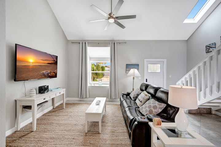 Cape Coral Lakeside Retreat - Cape Coral, FL