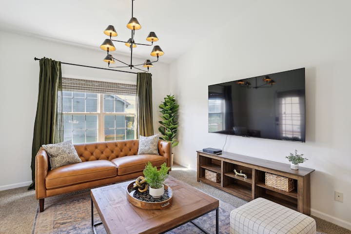 The Champaign Retreat: A Luxe Family Friendly Stay - Illinois