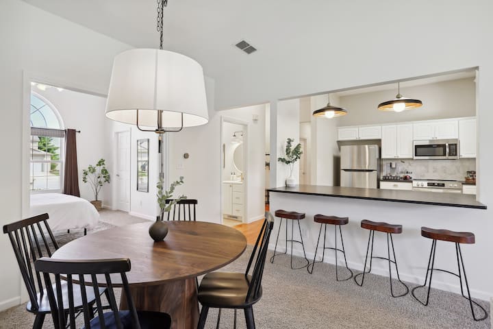 The Champaign Retreat: A Luxe Family Friendly Stay - Champaign, IL