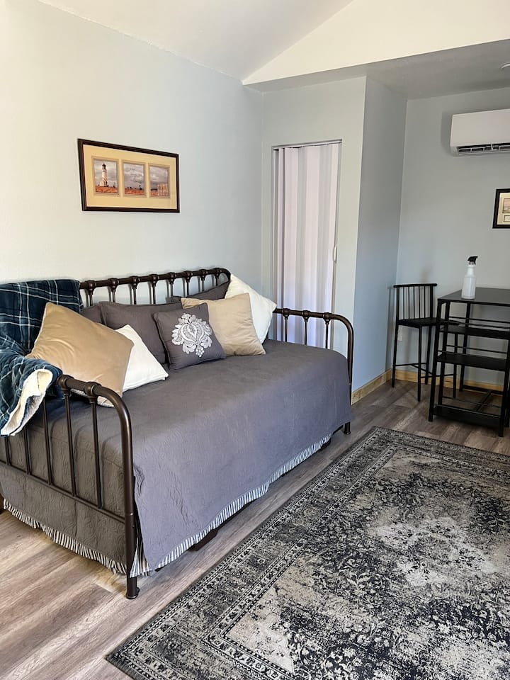 Guesthouse In Albuquerque - Albuquerque, NM