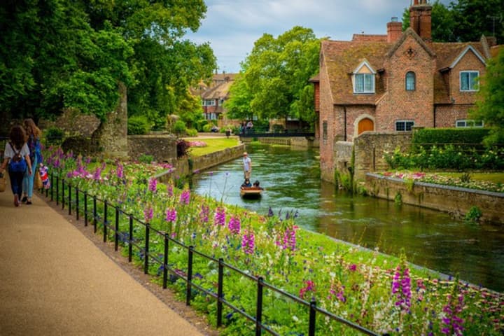 Stylish City Centre Riverside Retreat + Parking - Canterbury