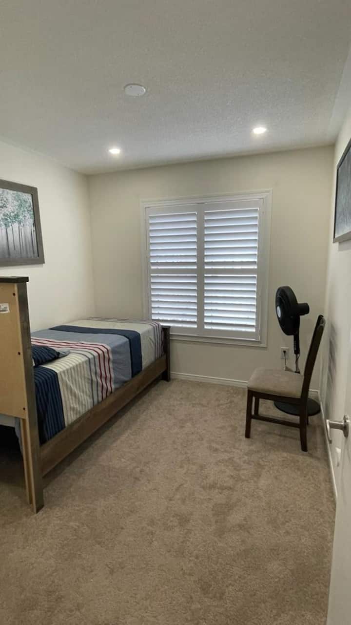 Cozy Staycation -Budget Traveler - Bowmanville