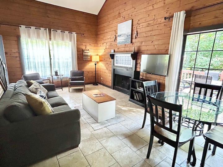 New 2br “Wooded Bliss” Cabin! - Branson, MO