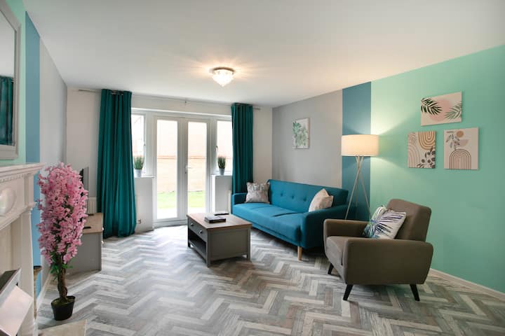 Big 5 Bed Detached House! Big Monthly Discount - Peterborough