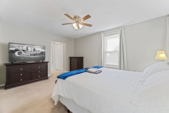 Family Suite | Mins From Dt | 3 Tvs | Free Parking - Cleveland