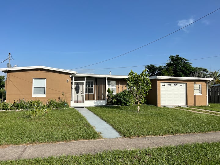 Port Charlotte Waterfront Home Hosted By Anastasia - Port Charlotte, FL