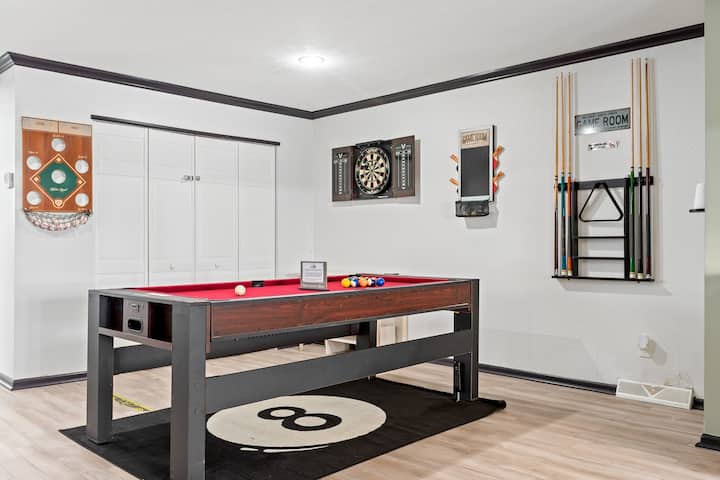 Luxe | Pool Table | King Bed | 3 Tvs | Free Prking - Cleveland, OH
