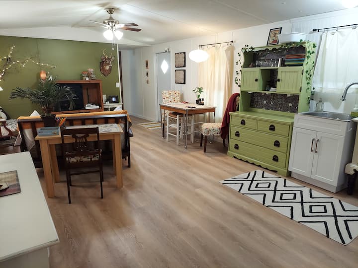Bright Comfortable 2br/2b Home, Cute & Quirky - Gainesville, FL