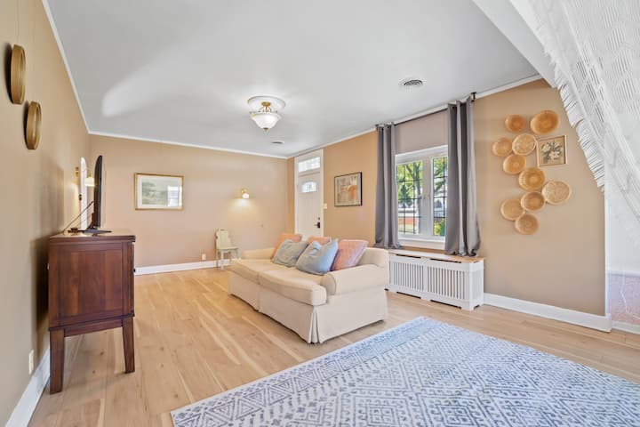 Cozy Upland Cottage - Cedar Rapids, IA