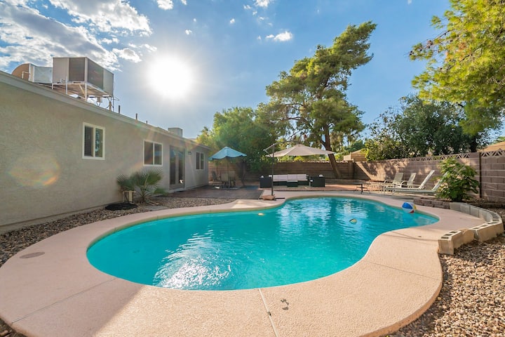 Large Yard Pool! 7min From Airport~grill~2 Car Gar - Las Vegas, NV