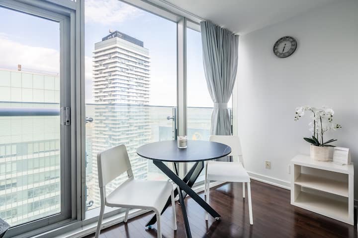 52-nd Floor Lake View Studio In Downtown - Toronto, ON