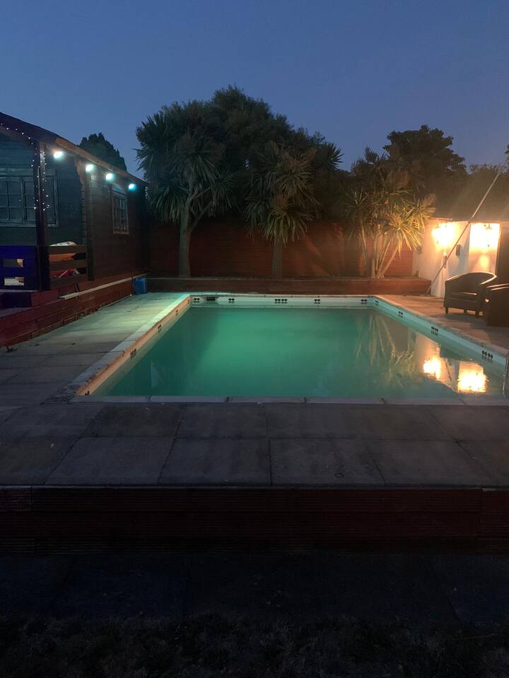 Quiet, Cozy And Yards From Beach - Weston-super-Mare