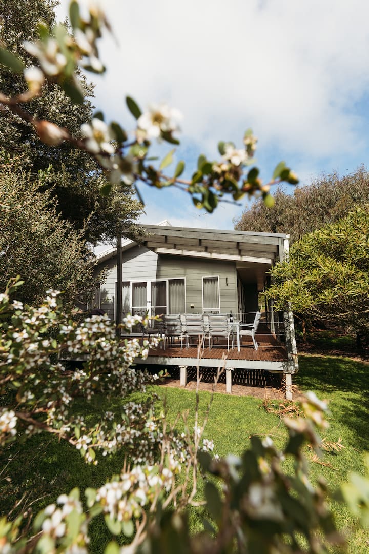 Beach Side Retreat; Wi-fi, Linen & Pet Friendly - Sandy Point