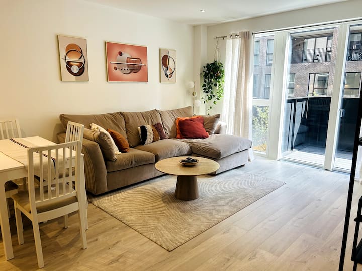 Modern & Stylish Flat, Near Excel & City Airport - 일퍼드
