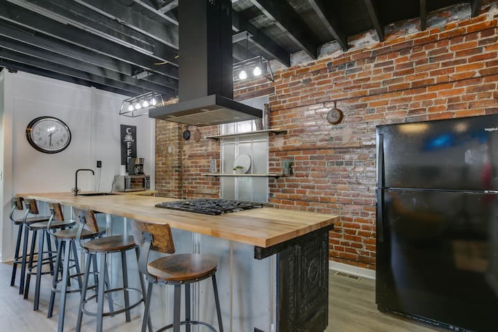 Queen Street Loft Apartment 2 - Hampton, VA