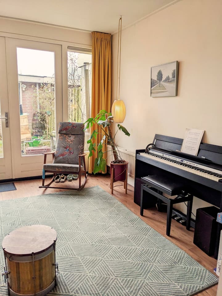Warm Family Home With Play Area Through The Garden - Utrecht