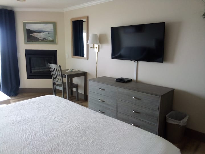 Oceanfront King Suite With Jetted Tub - Cannon Beach, OR