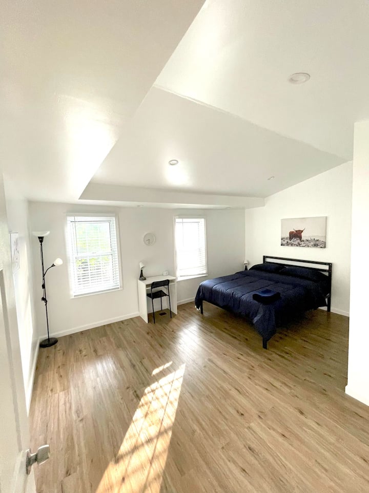 Cozy 1 Bed/1 Bath Townhouse - Pittsburgh, PA