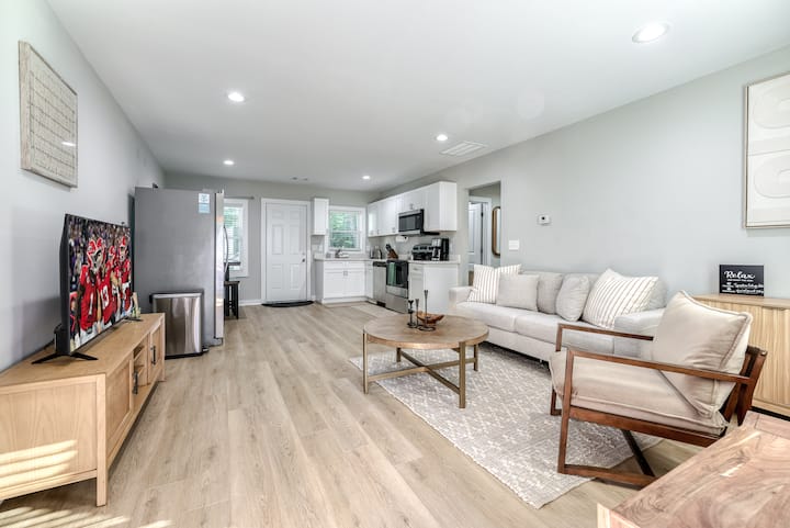 Downtown Duluth ~ Contemporary Stay ~ Parking&bbq - Johns Creek, GA