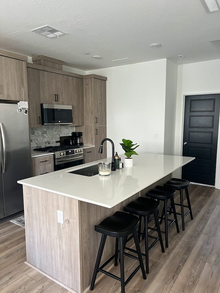 Modern Townhome - 3br/2ba W/ Pool & Garage Parking - Millerton Lake State Recreation Area, Friant