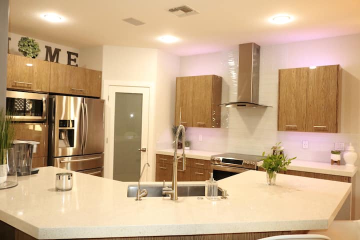 Newly-renovated Modern Home - Goodyear, AZ
