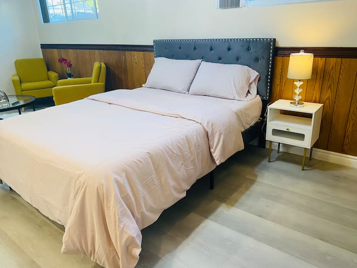 Modern & Serene ~ 5* Location ~ Private Bath~ Pkg - Garden Grove, CA