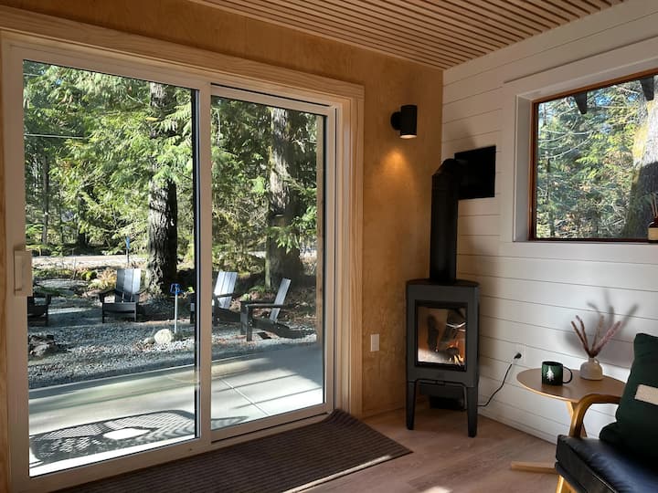Sky Hütte: Nordic Cabin With Cedar Barrel Hot Tub - Skykomish, WA