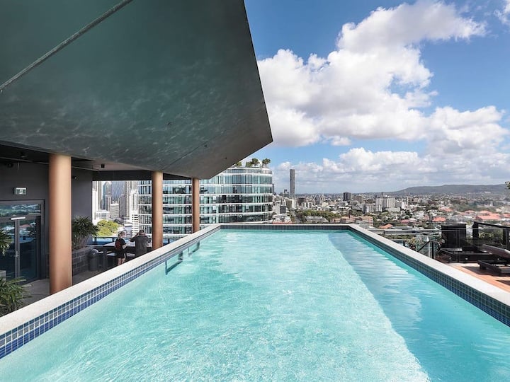 City Apartment With Rooftop Pool - 