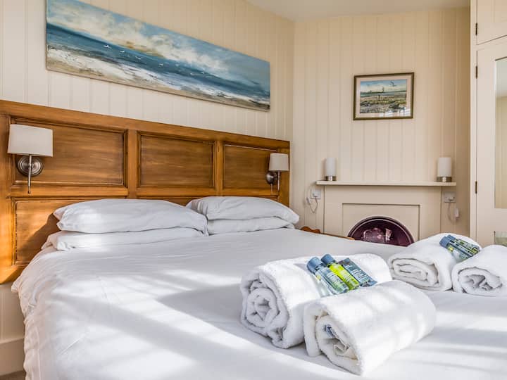 Charming Old Coastguard's Cottage | Pass The Keys - Selsey