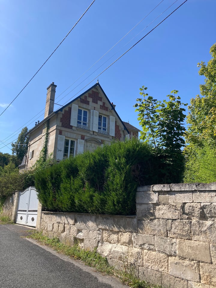 Maison De Maître De 220m2
6 Chambres, 6 Lits - Pierrefonds
