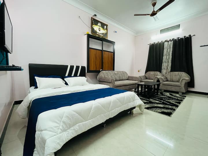 Shrilok Kutir - 2bhk Apartment |7 Mins From Temple - Ujjain
