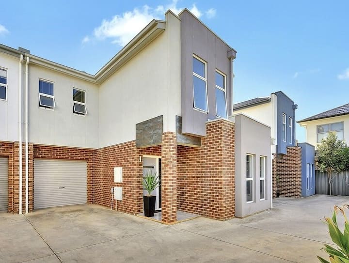 Modern Townhouse In Woodville - Adelaide