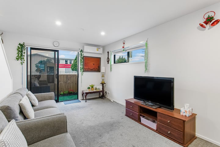 Stunning 2br In Kelston | Wifi| Carpark - Auckland