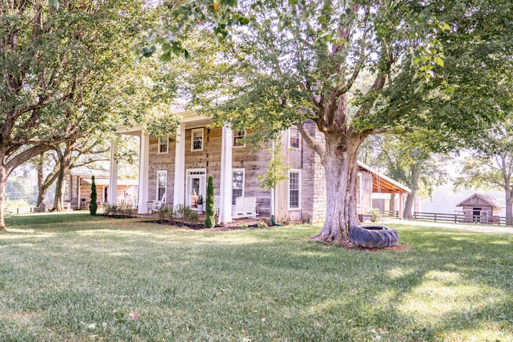 31-acre Farm Retreat | Pond, Fire Pit | Sleeps 10 - Columbia, TN
