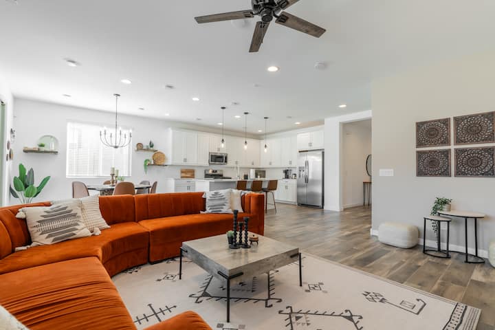 Avondale - Modern Mtn View Oasis With New Jacuzzi - Avondale, AZ