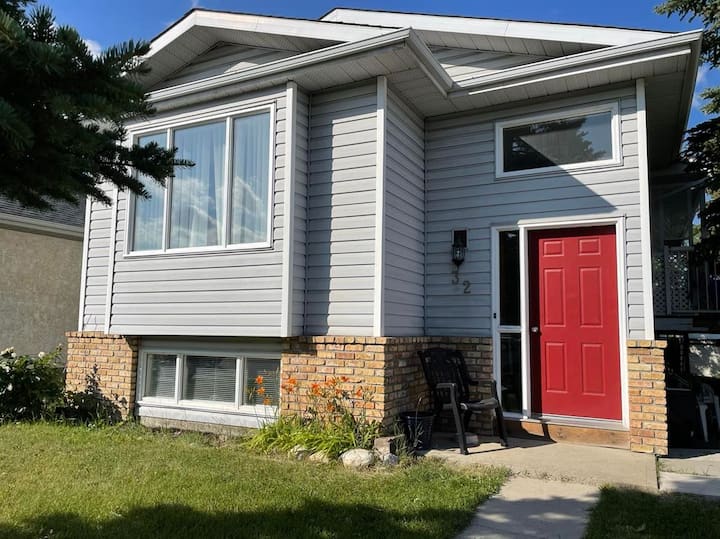 2 Bedroom Suite In Riverbend, Calgary - 캘거리