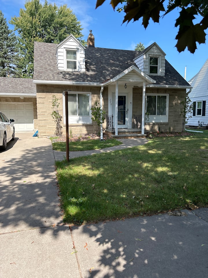 English Cottage 2 Bedrooms, 1.5 Baths N.appleton. - Appleton, WI