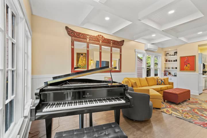 Vibrant Home In The Heart Of Downtown Puyallup - Puyallup, WA