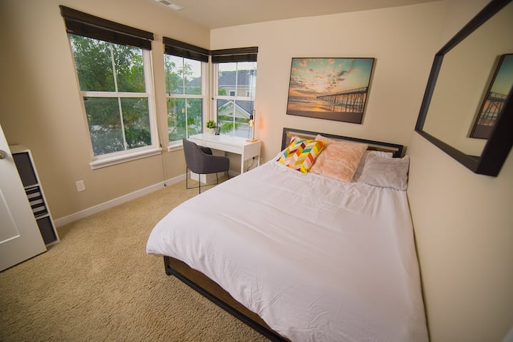 Private Bedroom With Theater Near 3 Hospitals. - Utah