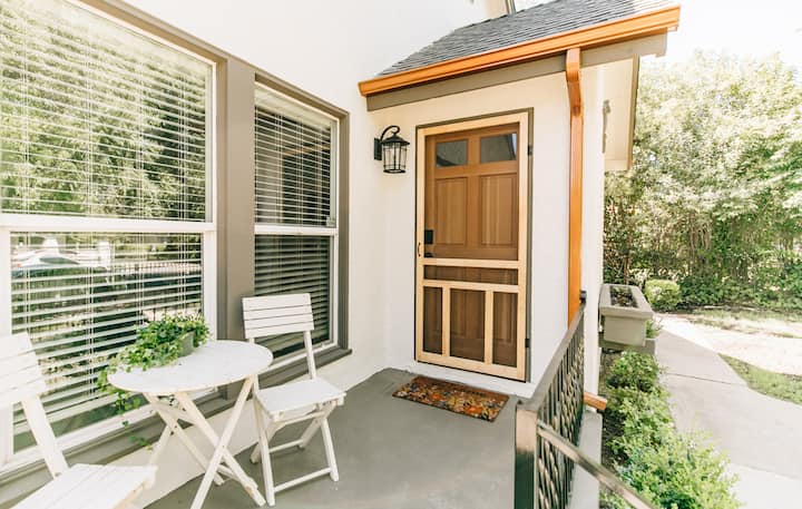 Main St Charming Little Cottage - Visalia, CA