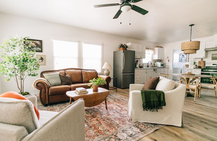 Main St Charming Little Cottage - Visalia, CA