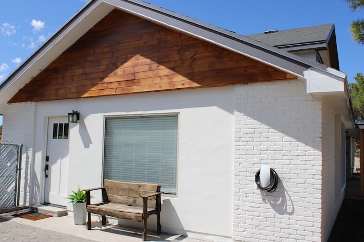 Stylish Guesthouse With Tesla Charger! - El Paso, TX