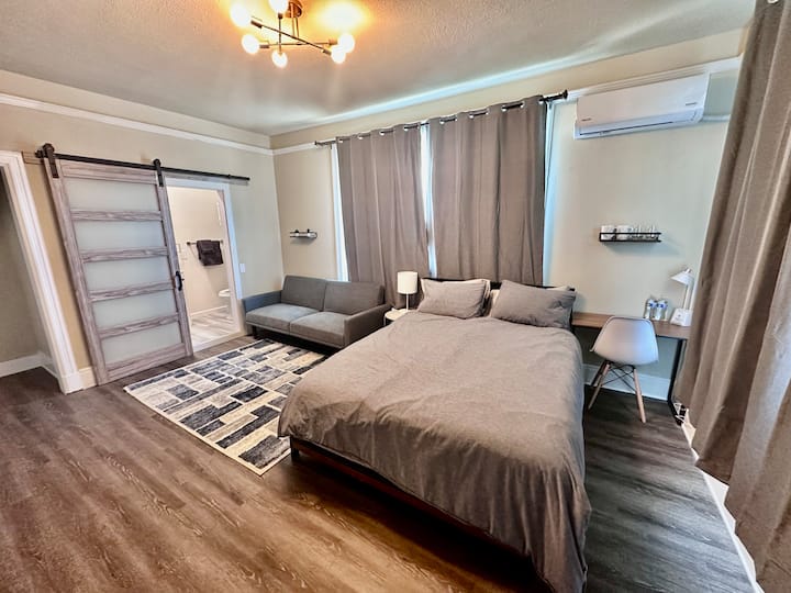 Cozy Tower Hideaway | Private Entrance 8a - Fresno, CA