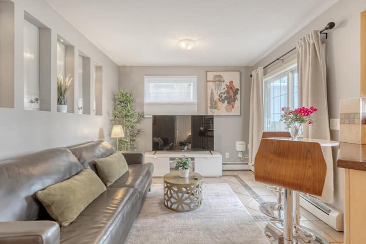 Cozy 2br King & Queen | Free Parking | Downtown - Calgary