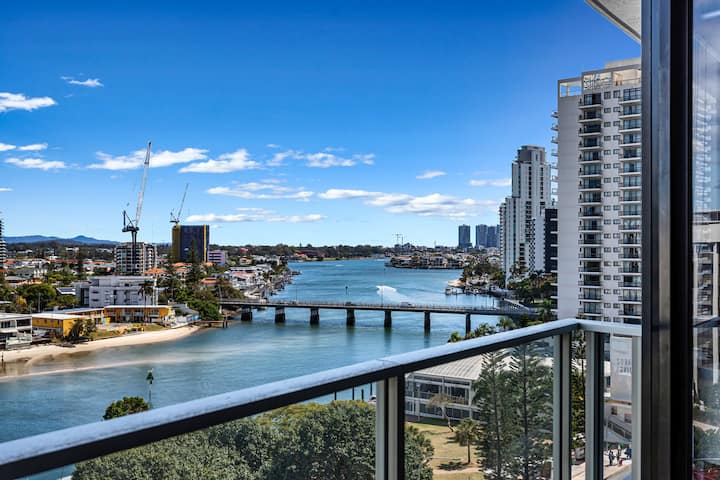 Breathtaking River View Surfers Paradise Apartment - Surfers Paradise