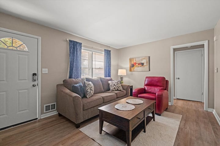 Cute, Cozy Warm, In A Great Location! King Bed! - Shawnee, KS