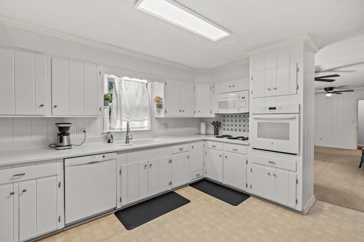 Ft. Jackson, Fenced Yard, Screened Porch, Pets - Columbia, SC