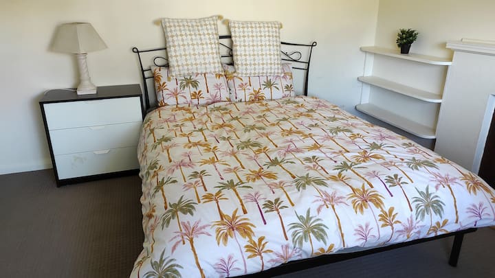 Relax In Our Peaceful & Cozy Room! - Enfield