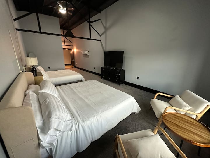 Little Brick Inn: Route 66 2 King Beds Suite 43 - Galena, KS